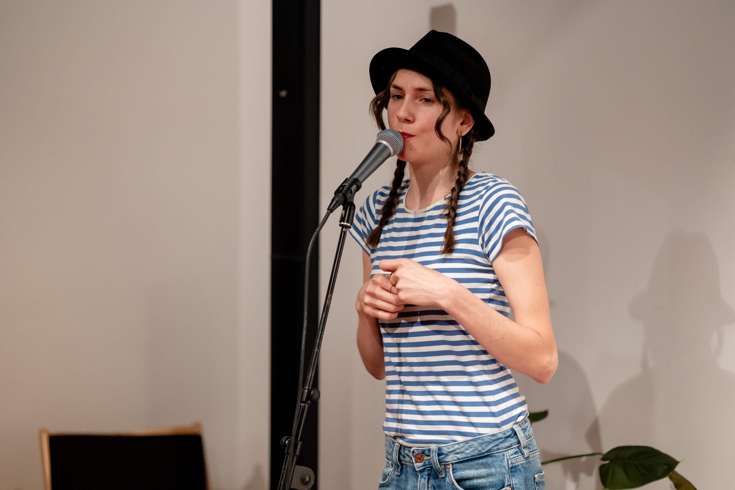 Literarna čajanka: Anja Novak - Anjuta - Layerjeva hiša